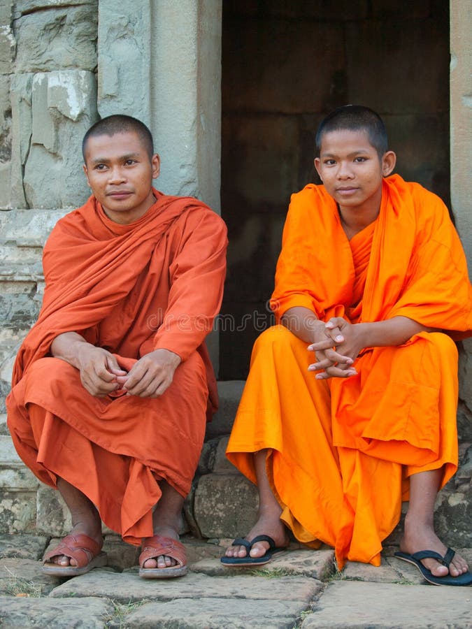Munkar I Angkor Wat, Cambodja Redaktionell Bild - Bild av folk, munkar ...