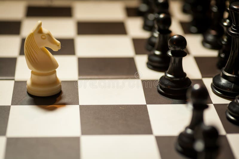 Muoversi Del Cavallo Bianco Di Scacchi Fotografia Stock - Immagine di ...