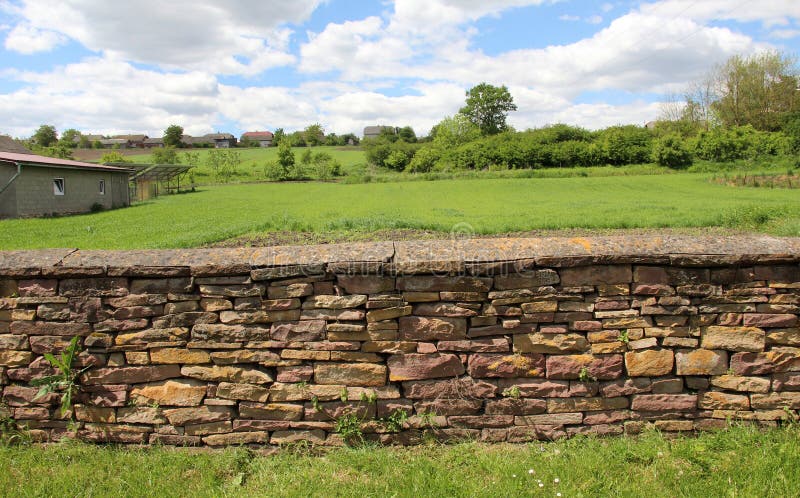 Mur Ancien Construit En Pierre Naturelle Photo stock - Image du brique ...