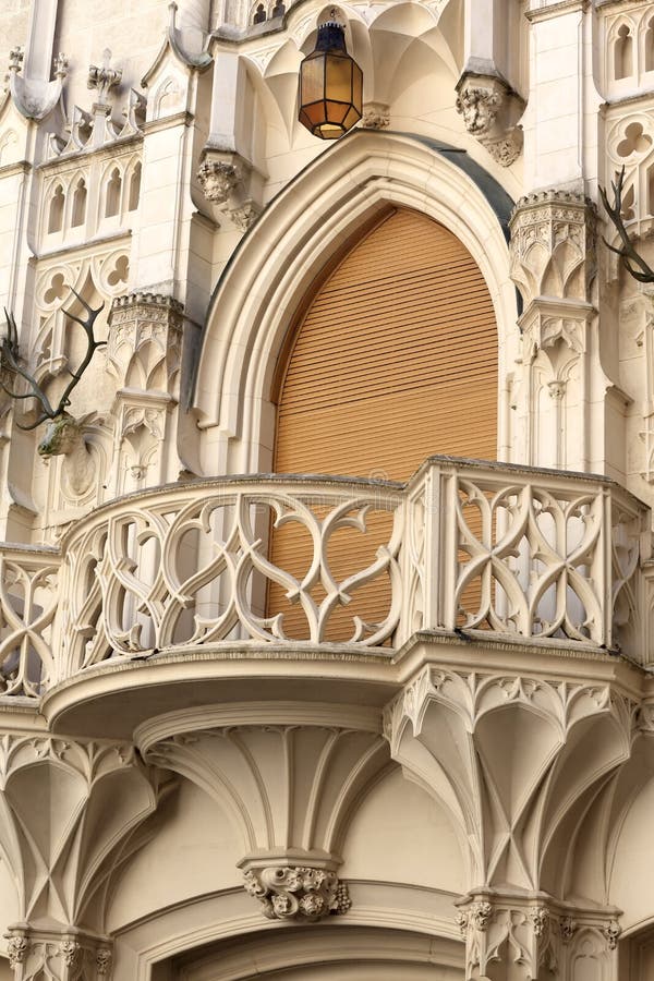 Mur Avec Le Balcon De Filigrane Image stock - Image du lanterne, mort ...