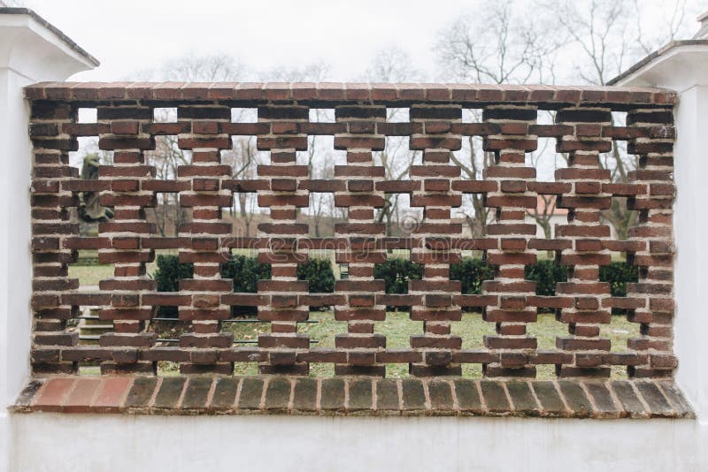 Mur Classique De Brique Avec Les Espaces Vides De Sort Image stock ...