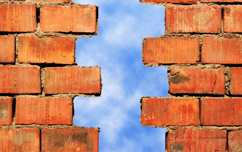 Mur En Brique Rouge Cassé Avec Un Grand Trou Au Milieu Image stock ...