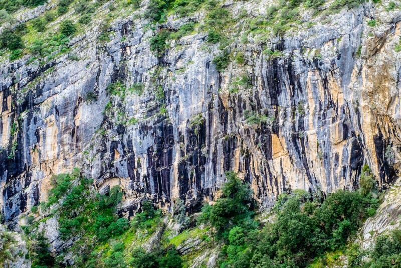 Mur De Roche Avec Des Signes Des Hydrocarbures Photo stock - Image du ...