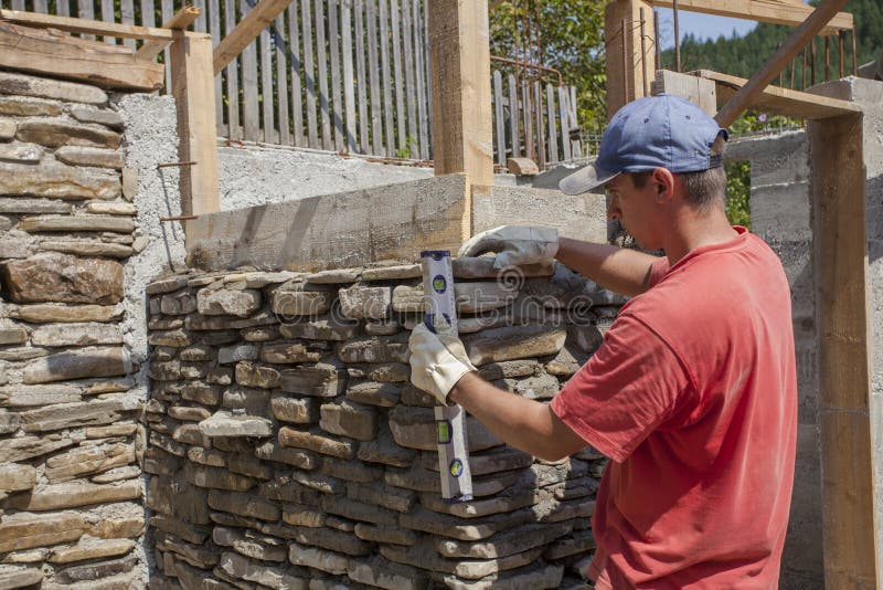 Mur En Pierre De Construction Photo stock - Image du matériau, main ...