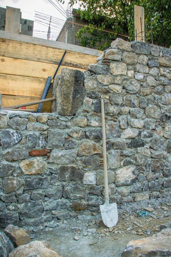 Mur En Pierre Pendant La Construction Photo stock - Image du médiéval ...