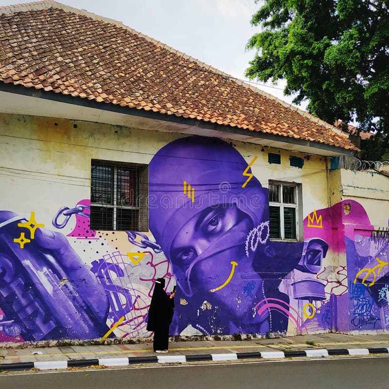 Mural Graffiti on Building Exterior Editorial Photography - Image of ...