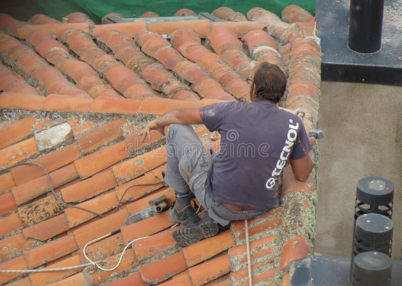 Muratore Che Lavora Ad Un Camino Fotografia Stock - Immagine di mason ...