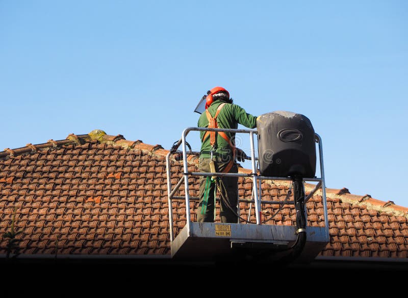 Muratore Sul Canestro Della Gru Immagine Stock - Immagine di usura ...