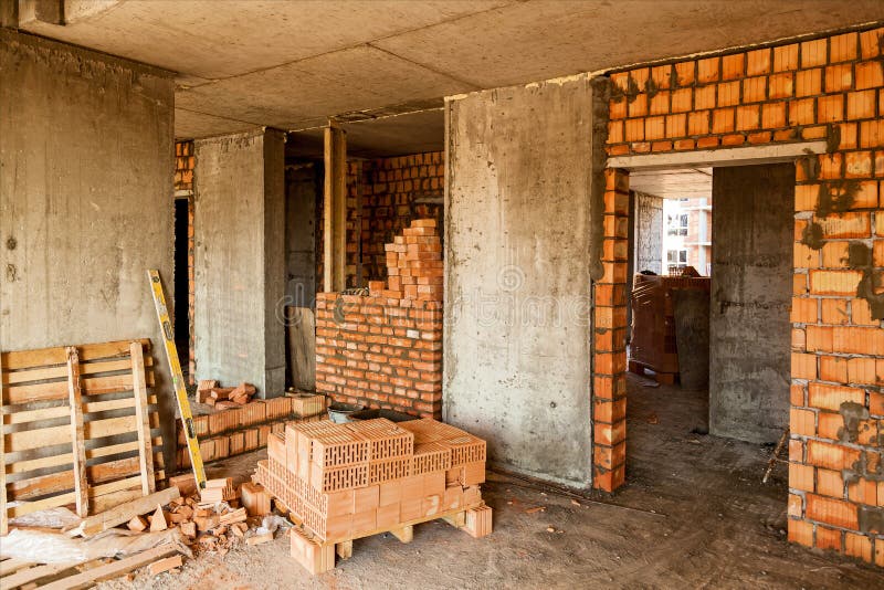 Muratore Del Muratore Che Installa La Muratura Interna Del Mattone ...