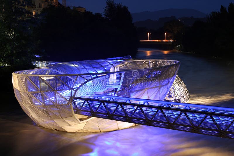 Murinsel in Graz nachts stockfoto. Bild von besichtigung - 10018304