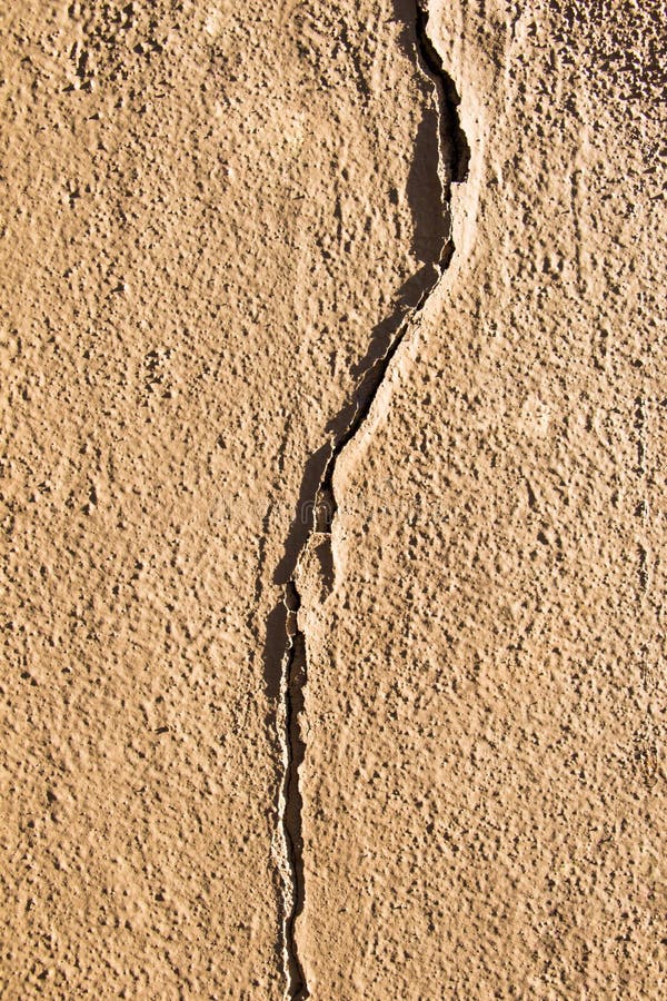 Muro De Cimento Rachado Da Cor De Brown Foto de Stock - Imagem de ...