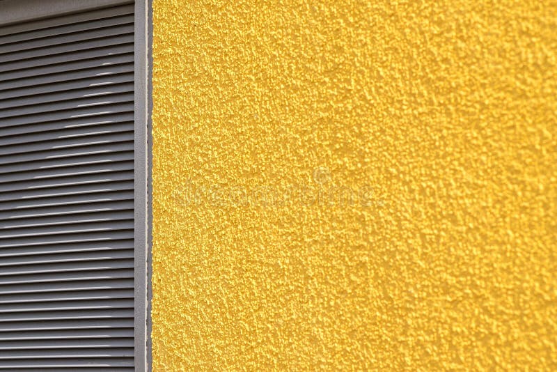 Muro Di Cemento E Ciechi Di Colore Grigio Giallo Immagine Stock ...