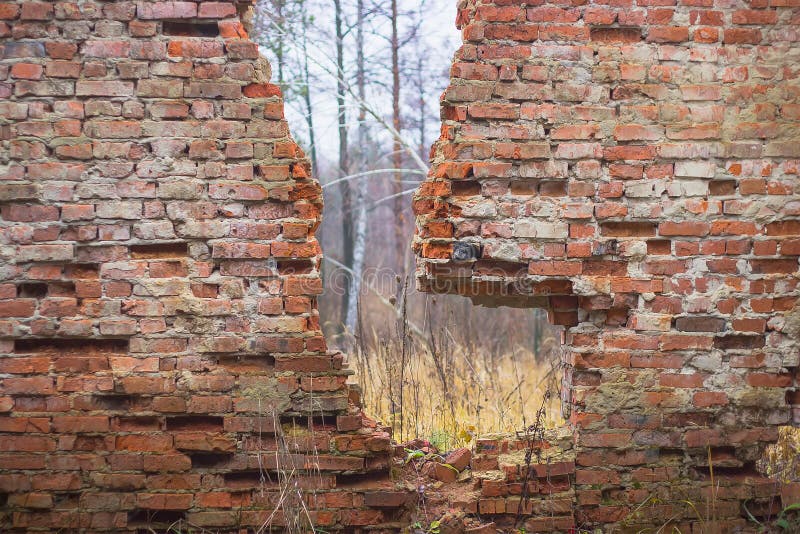 Vecchio Muro Di Mattoni Distrutto Fotografia Stock - Immagine di ...