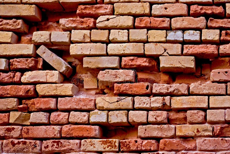 Muro Di Mattoni Rosso Rotto Immagine Stock - Immagine di crepa, piumato ...