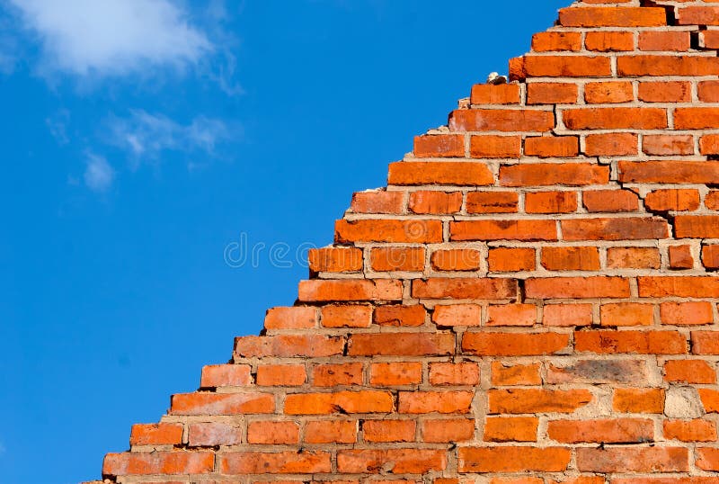 Muro Di Mattoni Rotto Contro Il Cielo Fotografia Stock - Immagine di ...