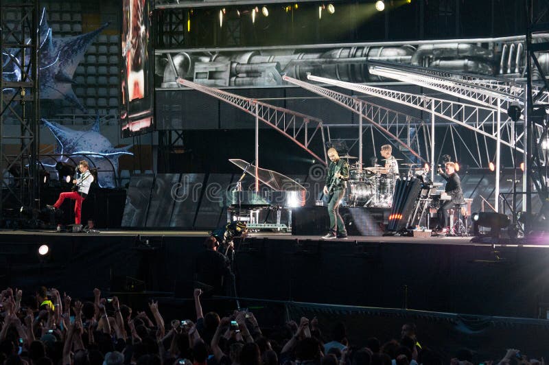 Muse Live! editorial photography. Image of bass, turin - 32241322