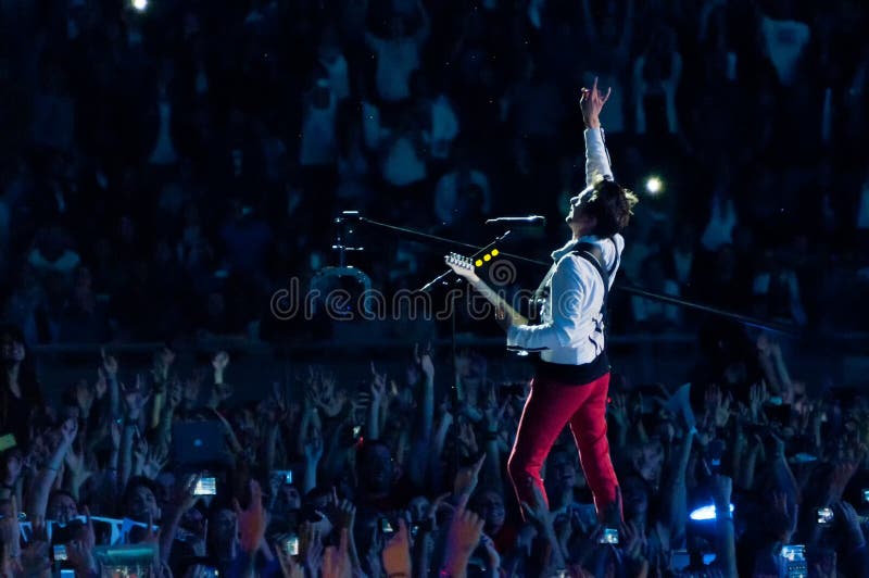 Muse Live! editorial image. Image of independent, live - 32390485