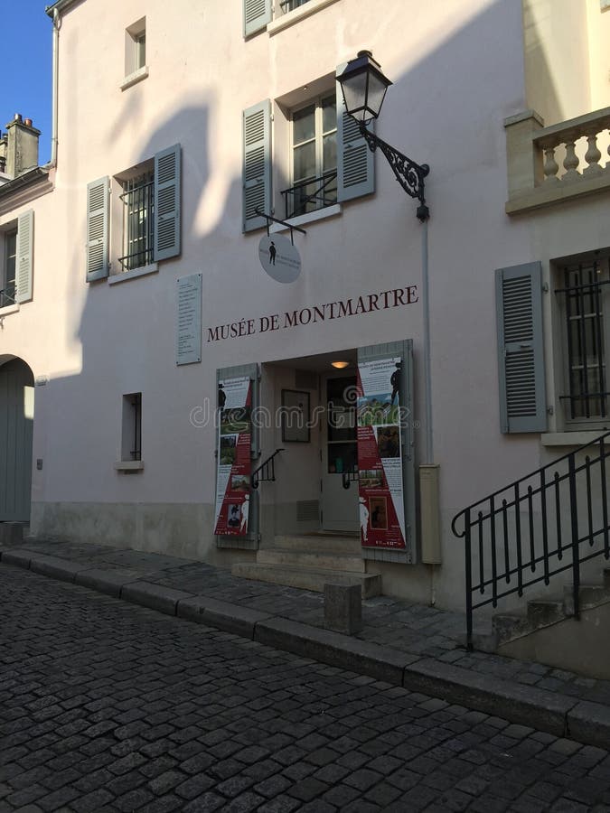 Musee De Montmartre En La Sombra De La Catedral Imagen editorial ...