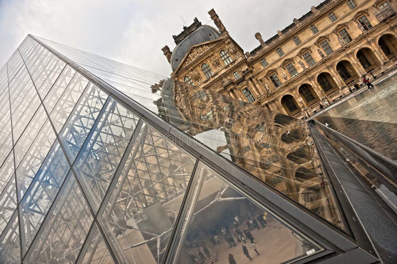 Museo Del Louvre, Parigi - Francia Immagine Editoriale - Immagine di ...