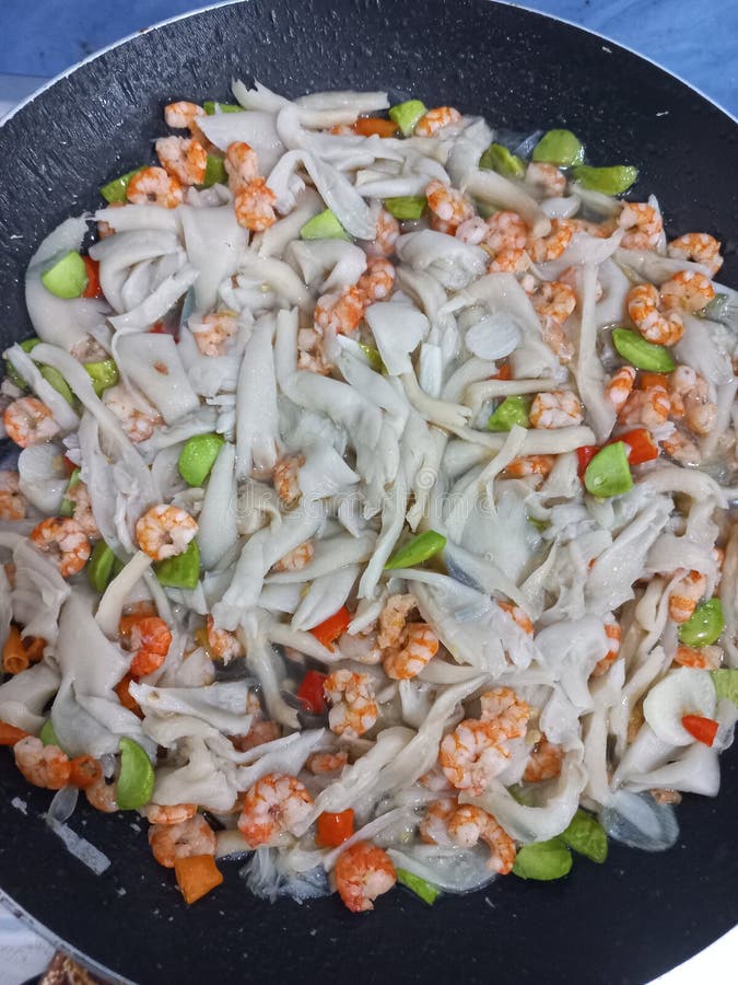 Mushroom and Shrimp Stir-fried Dishes are Very Tasty and Appetizing ...