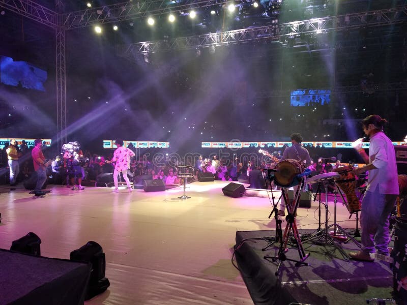 Music show editorial stock image. Image of live, crowd - 123489989