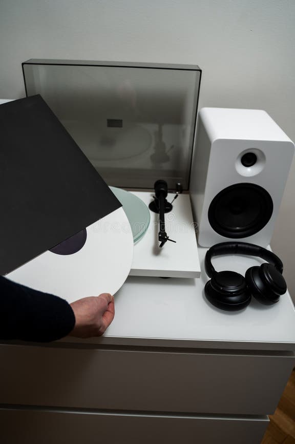 Musician Changes Vinyl Record into Turntable Player and Speaker System ...