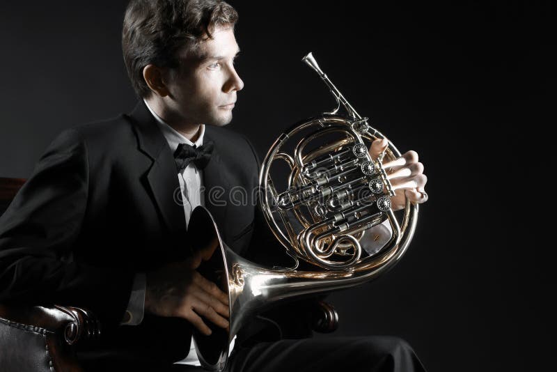 Homme Jouant Du Cor Français Photo stock - Image of classique, musicien ...