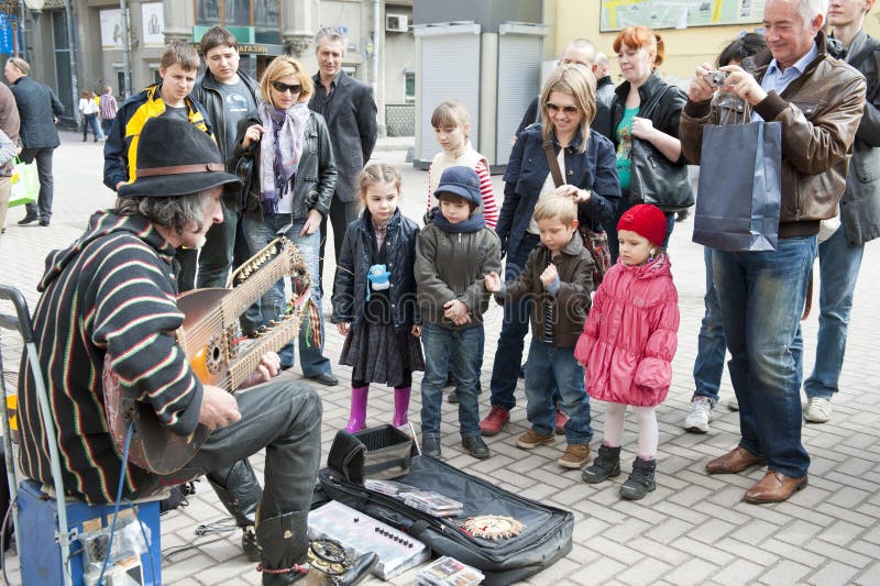Guitariste de rue à Paris image stock éditorial. Image du vivant - 29896894