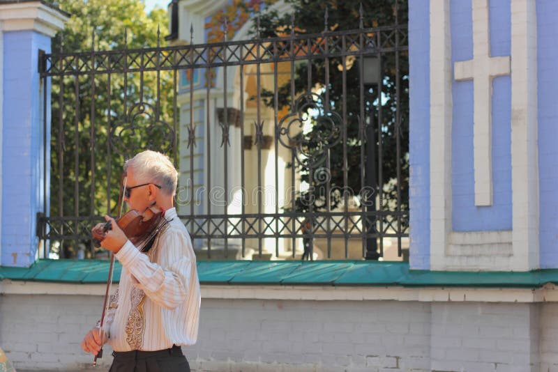 Musicien de rue photographie éditorial. Image du violoniste - 60339682