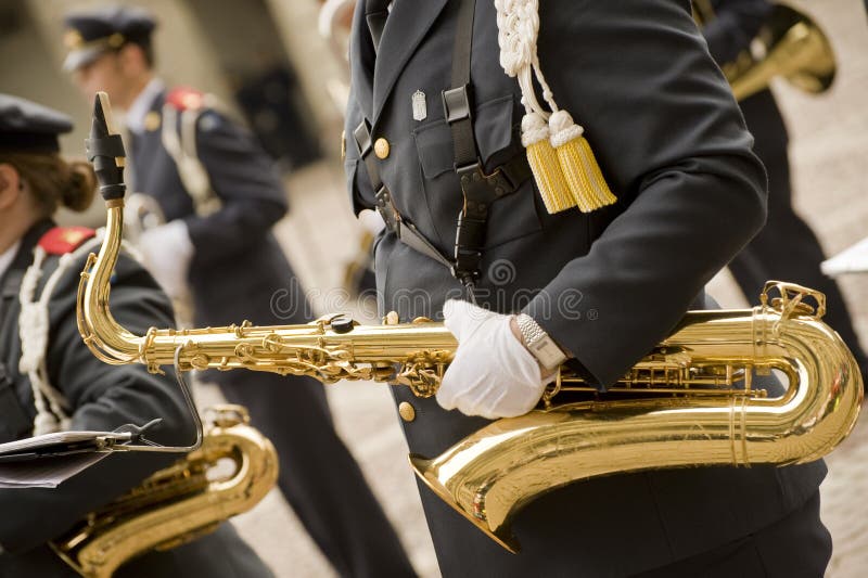 Musicien Militaire Soufflant Sa Trompette D'or Photo stock - Image du ...
