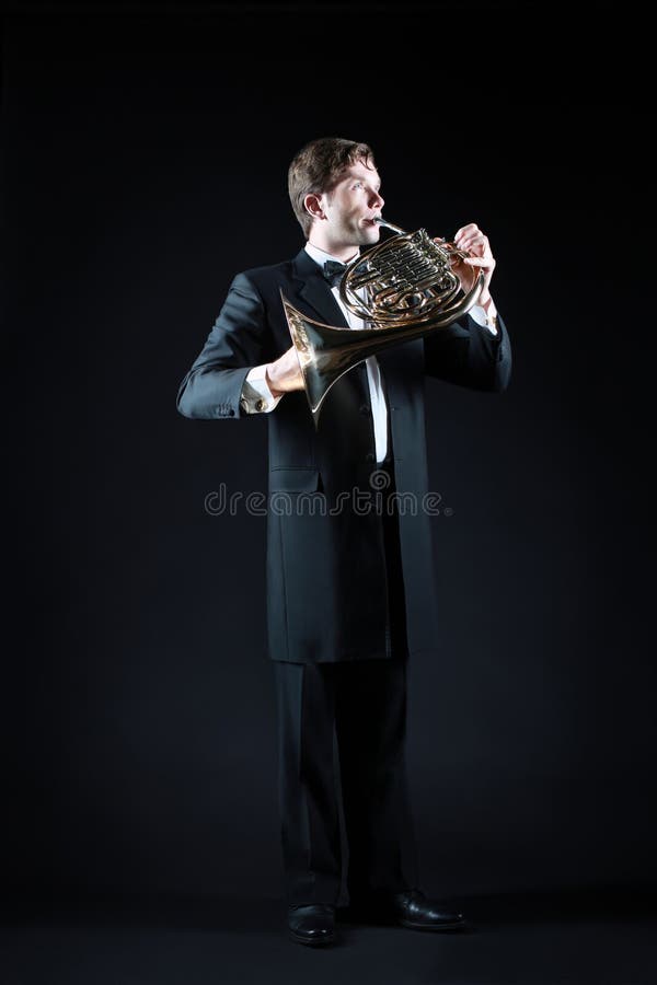 Joueur de cor d'harmonie image stock. Image du double - 79020247