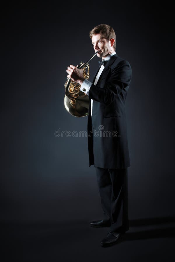 Joueur de cor d'harmonie image stock. Image du double - 79020247