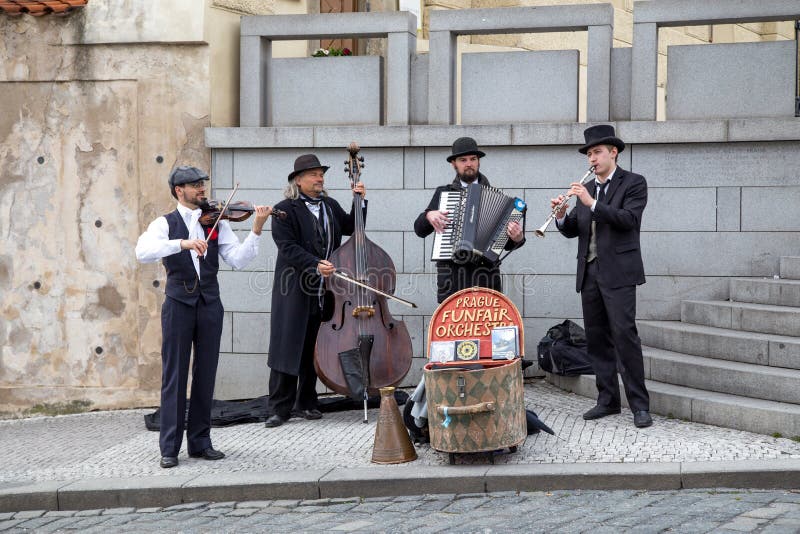 Musiciens de rue à Paris photo stock éditorial. Image du instrument ...