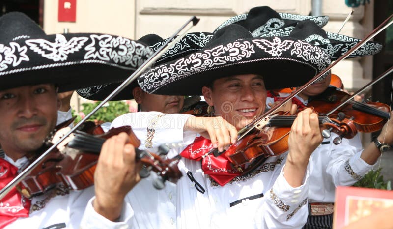Musicisti Messicani Che Giocano Gli Strumenti Tradizionali Fotografia ...