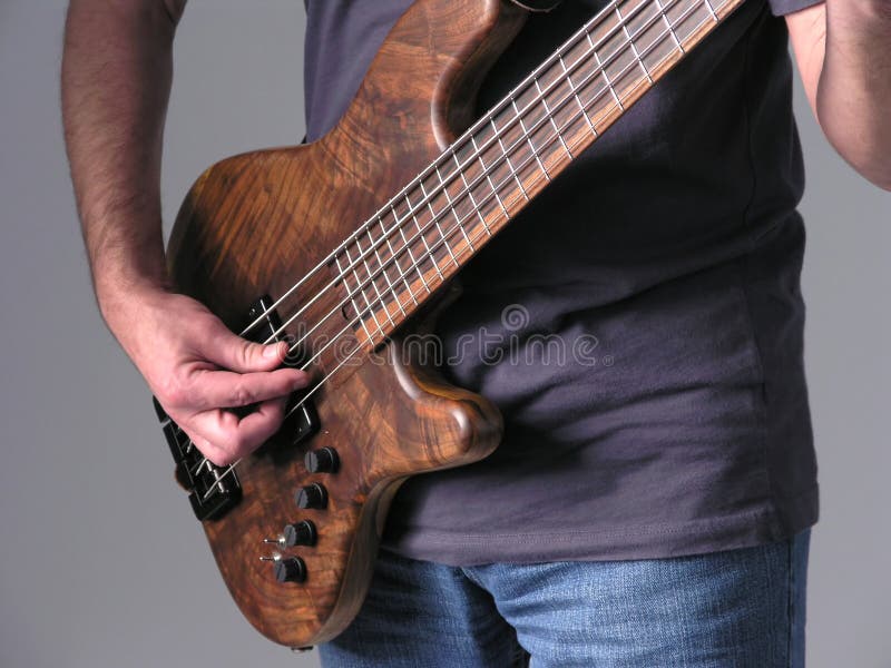 Witte Basgitaar in Rood Fluweel Gevoerd Geval Stock Afbeelding - Image ...