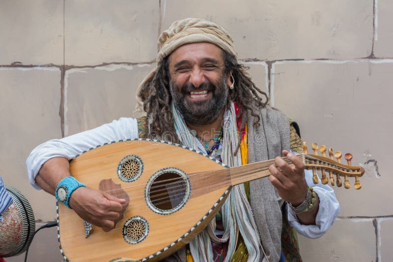 Musiker, Der Mittelalterliche Instrumente Spielt Redaktionelles ...