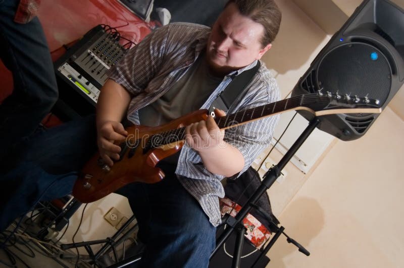 Musikern med en gitarr arkivfoto. Bild av musiker, leva - 4580426
