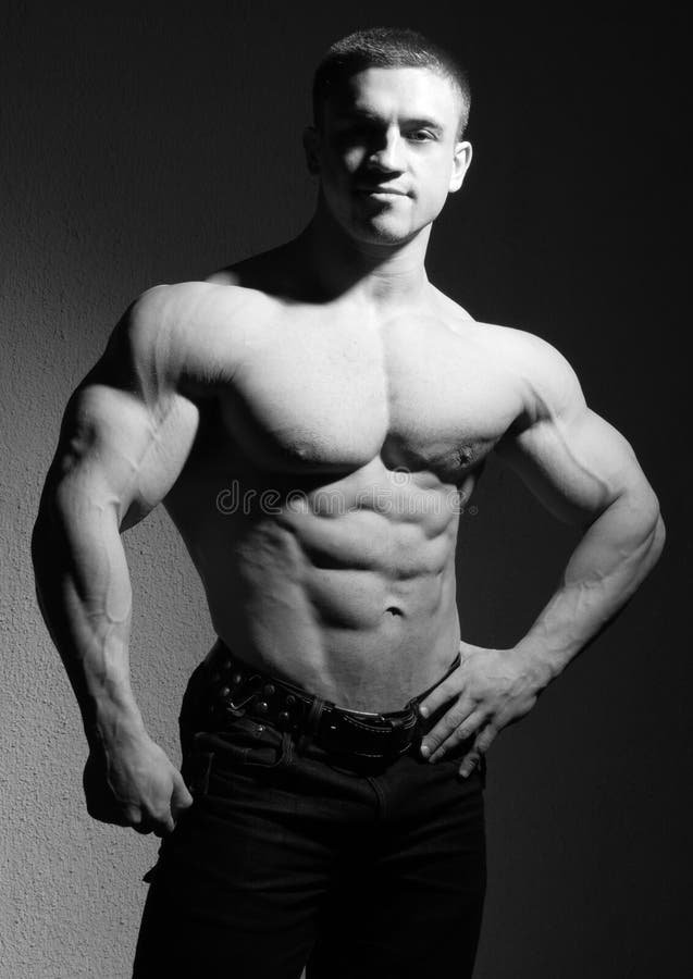 Muskulöser Bodybuilder-Mann, Der über Weißem Hintergrund Aufwirft ...