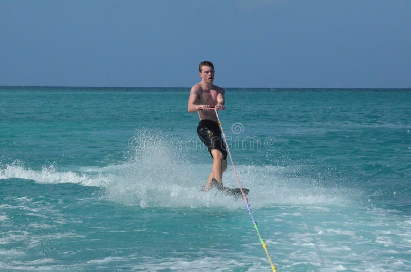 Junger Guy Riding Goofy on Ein Wakeboard in Aruba Stockbild - Bild von ...