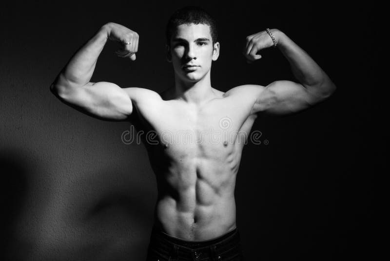 Mann Mit Muskeln Auf Einem Schwarzen Hintergrund Stockbild - Bild von ...