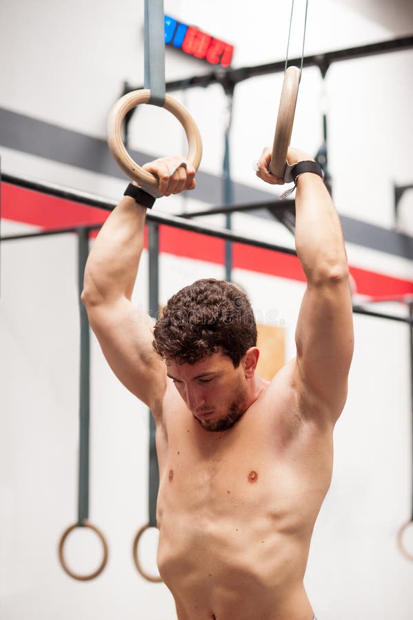Getonter Bodybuilder, Der Mit Ringen Trainiert Stockbild - Bild von ...
