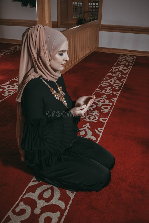 Muslim girl pray in mosque stock image. Image of mosque - 140432169