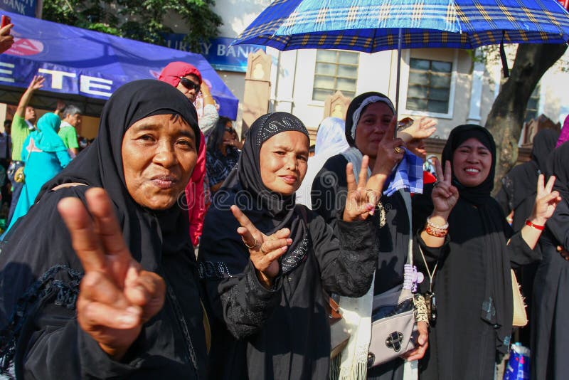 Muslim peace talk editorial image. Image of protest, women - 27146425