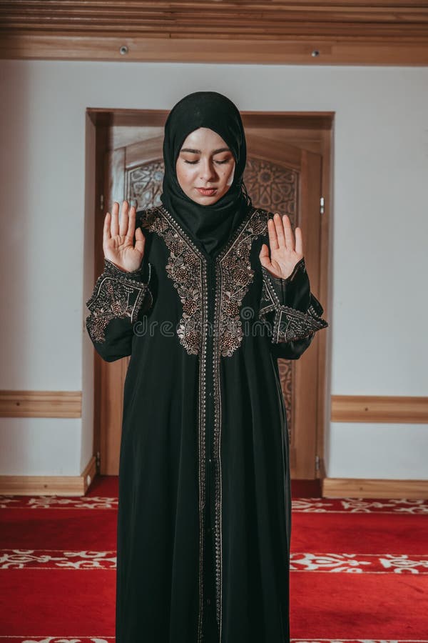 Muslim Woman Pray in Mosque Stock Image - Image of mosque, peace: 140789959