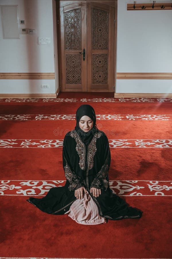 Muslim Woman Pray in Mosque Stock Photo - Image of prayer, faith: 140790074