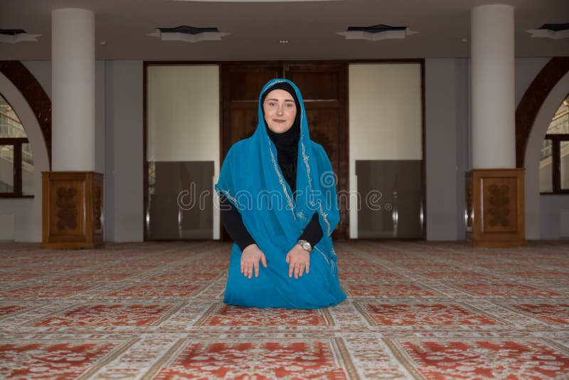 Muslim woman pray stock image. Image of closeup, arabic - 89745541