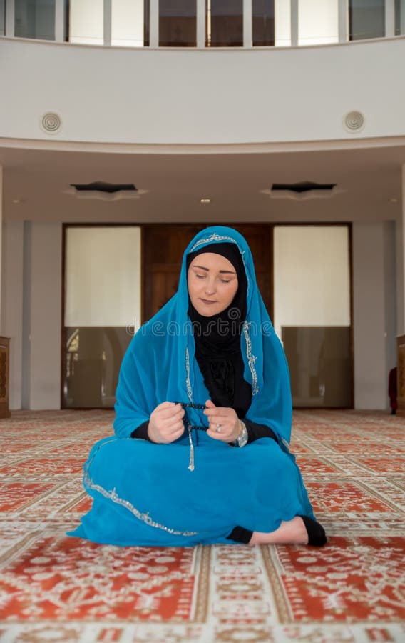 Muslim woman pray stock image. Image of holy, allah, family - 89746045