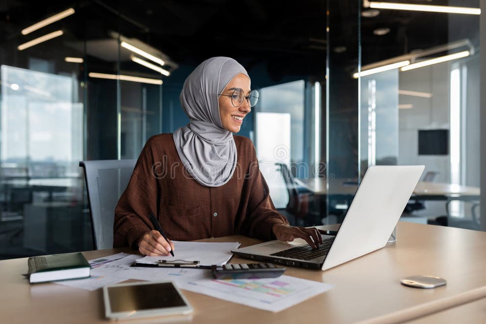 Muslim Young Woman in Hijab Programmer, Developer Working in Office ...
