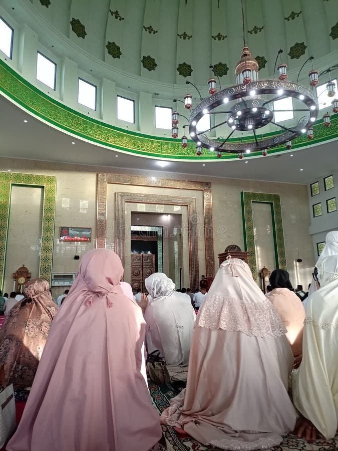 Muslims Perform Eid Al-Fitr Prayers Editorial Stock Image - Image of ...