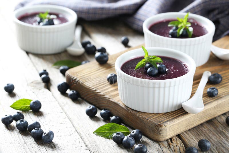 Musse deliciosa do mirtilo foto de stock. Imagem de suculento - 57708886